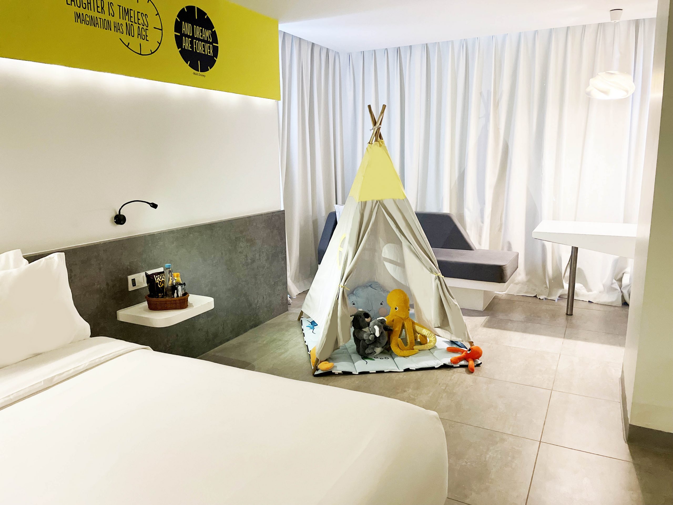 Sensasi Berkemah Di Dalam Kamar Hotel YELLO Hotel Paskal Bandung Sensasi Berkemah Di Dalam Kamar Hotel YELLO Hotel Paskal Bandung